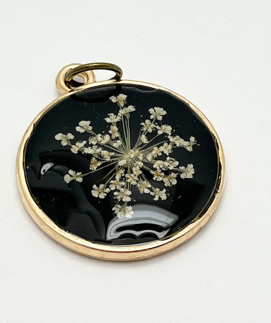 Real Flowers in Resin Pendant - White flower 🤍 over Black 🖤, Gold Fram ...